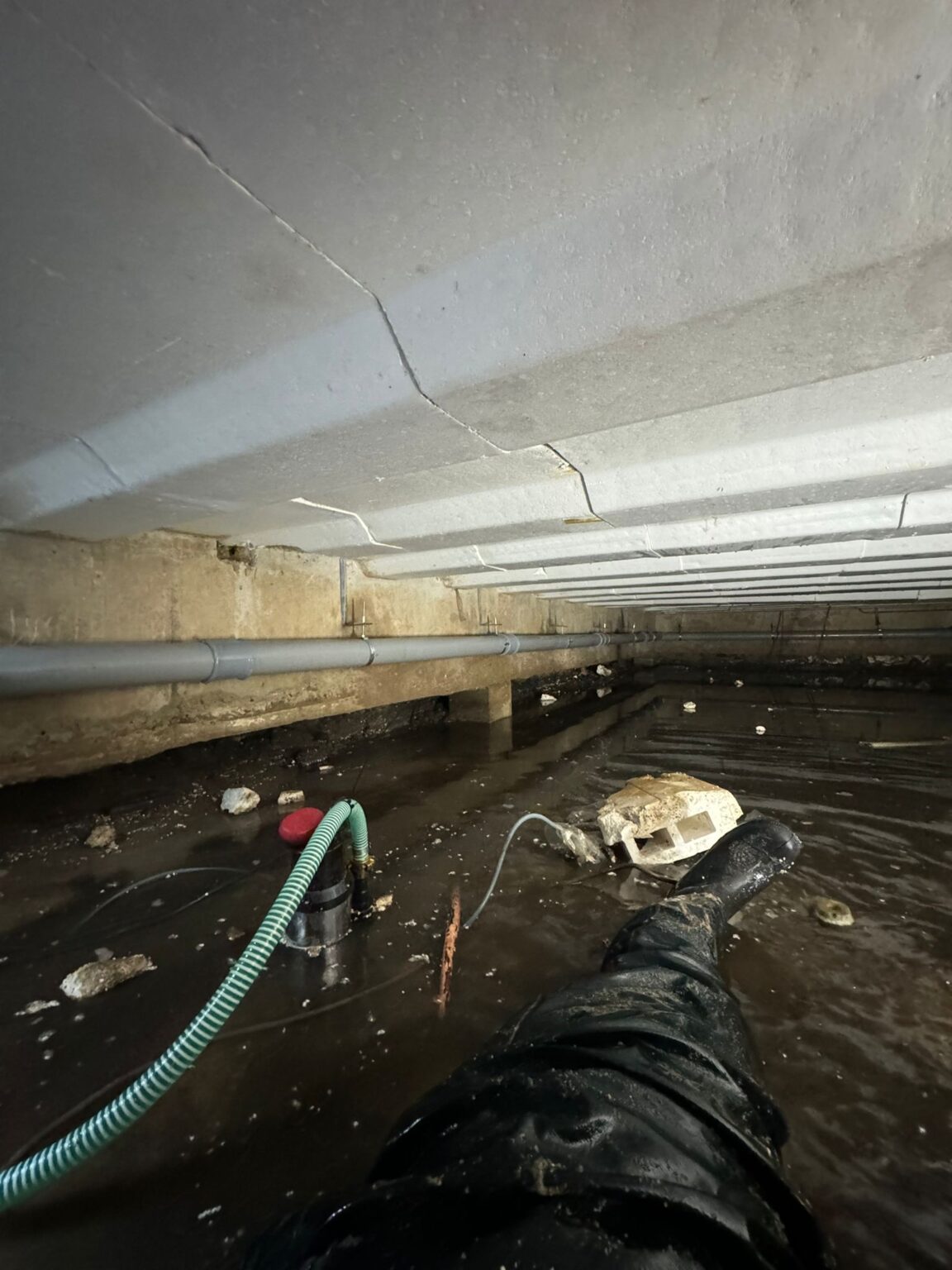 Water in kruipruimte: de gevaren, advies & gratis inspectie